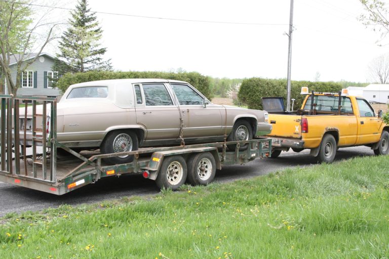 Types of Tow Trucks: Flatbed, Hook & Chain, and More